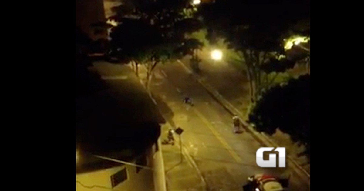 G1 - Homem mostra arma a policiais em abordagem e leva 3 tiros; veja ...