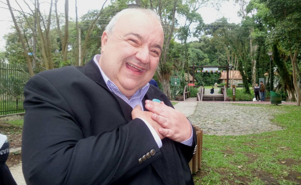 Rafael Greca cai de escada em evento e leva três pontos | Paraná | G1