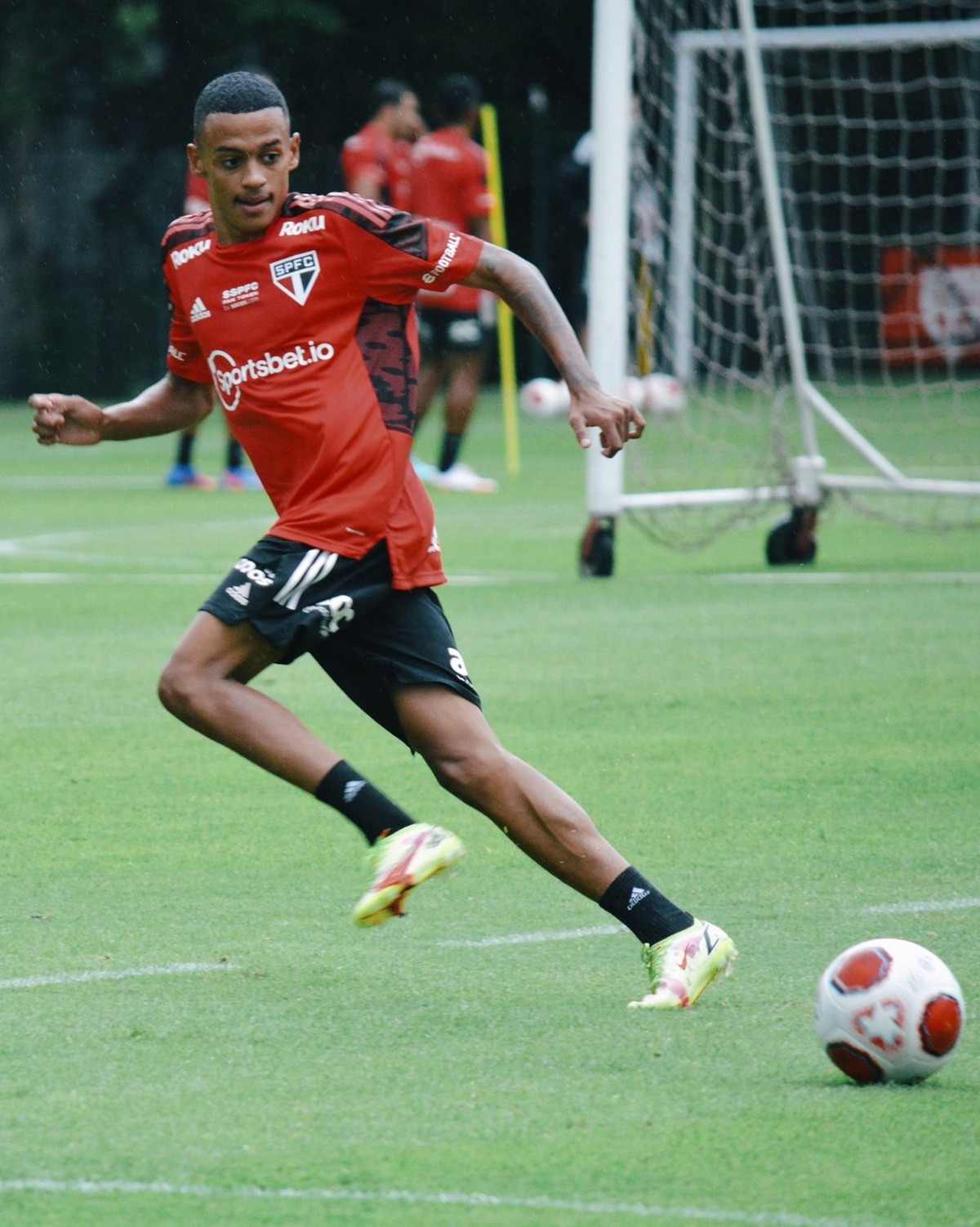 Caio corre no gramado do CT do São Paulo quatro meses após cirurgia no ...