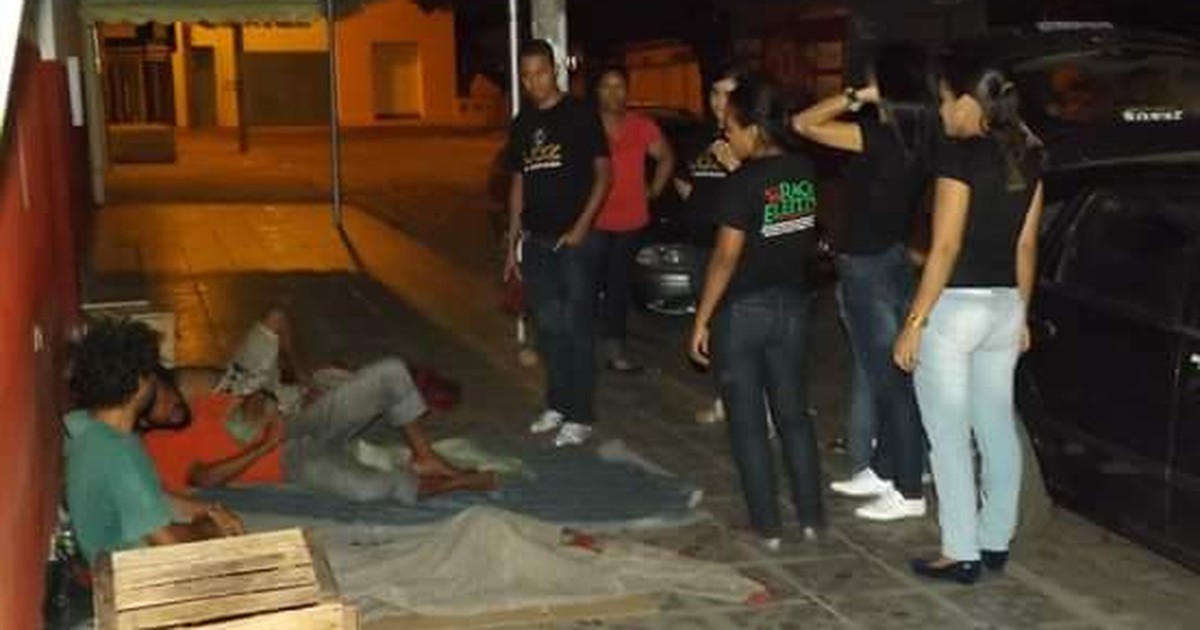 G1 - Jovens arrecadam roupas de frio para moradores de rua em Montes ... G1 - Jovens arrecadam roupas de frio para moradores de rua em Montes ...