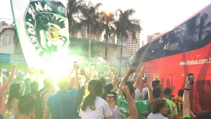 Torcida bugrina se despede do time com festa no portão do Brinco; vídeo