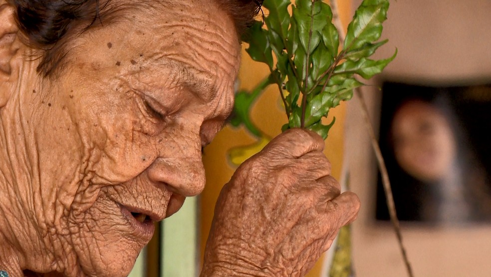 Com quase 100 anos, idosa mantém tradição como benzedeira viva no ES ...