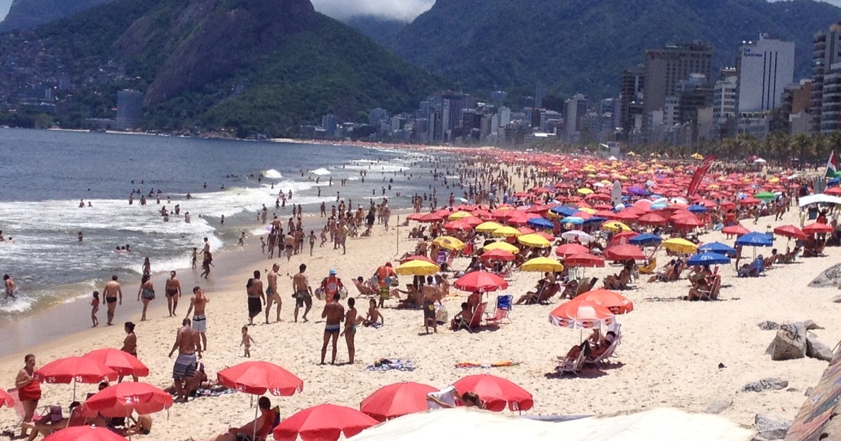 G1 - Após dias nublados, cariocas aproveitam domingo de sol na praia ...