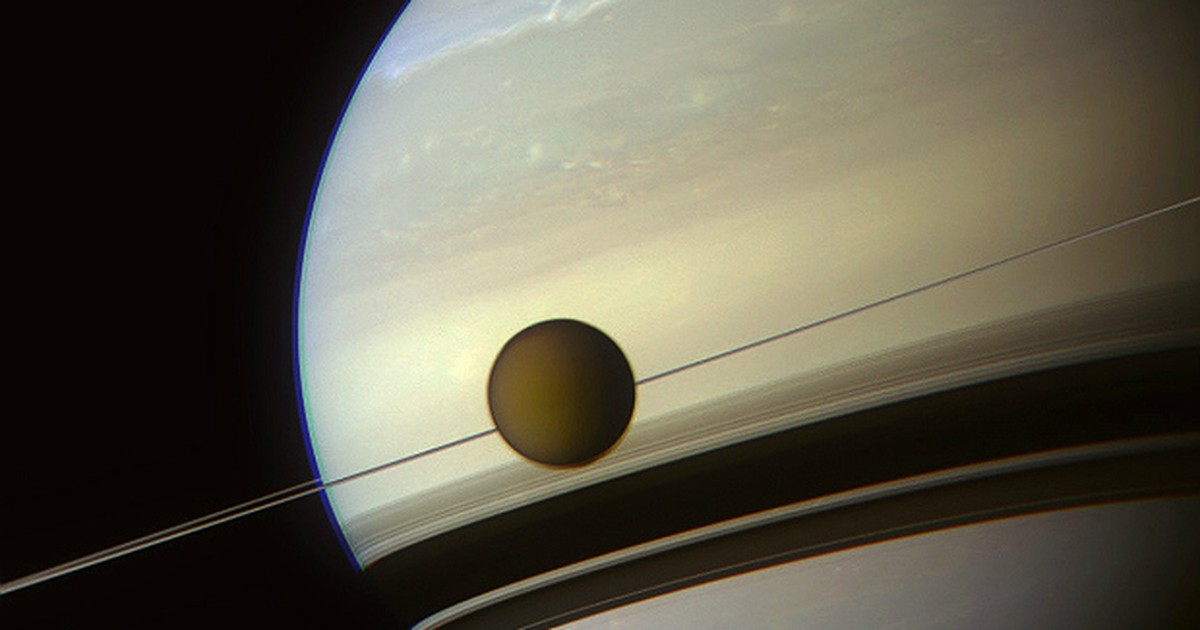 G1 - Maior lua de Saturno é vista por sonda da Nasa ao orbitar o ...