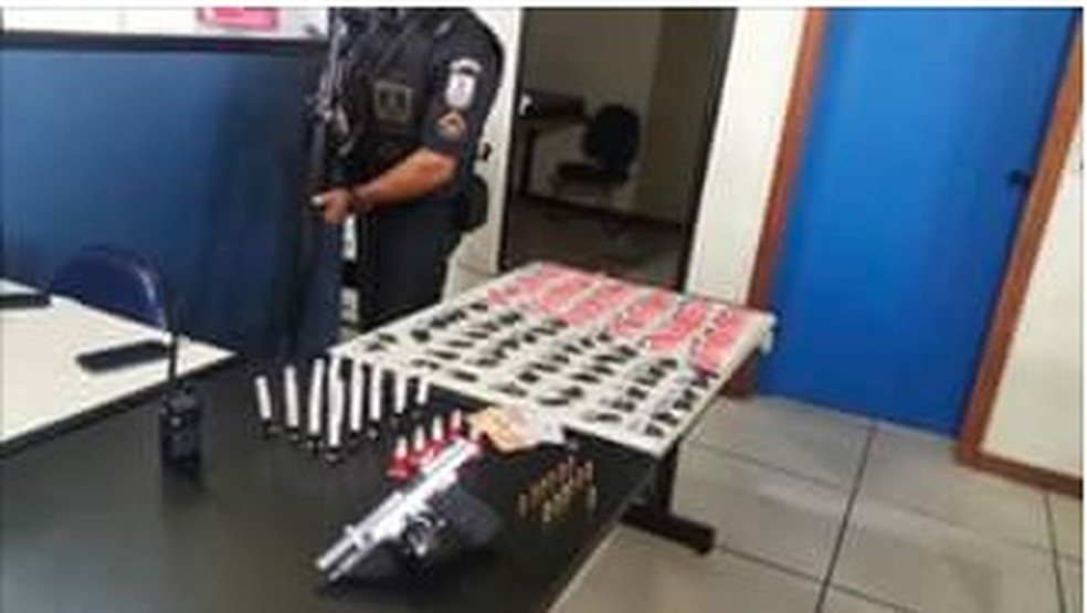 Dupla é presa com arma e mais de 100 cápsulas de cocaína em Angra dos Reis, RJ | Sul do Rio e ...