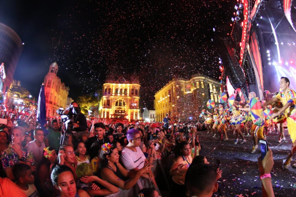 Inspirado na magia do circo e com estreia do brega, Recife dá boas ...