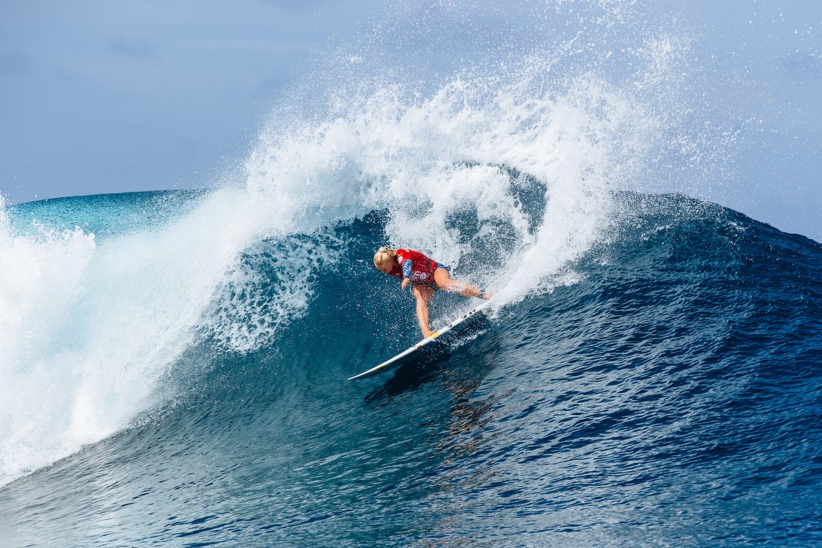 WSL: Tatiana Weston-Webb cai na semifinal em Teahupoo | surfe | ge