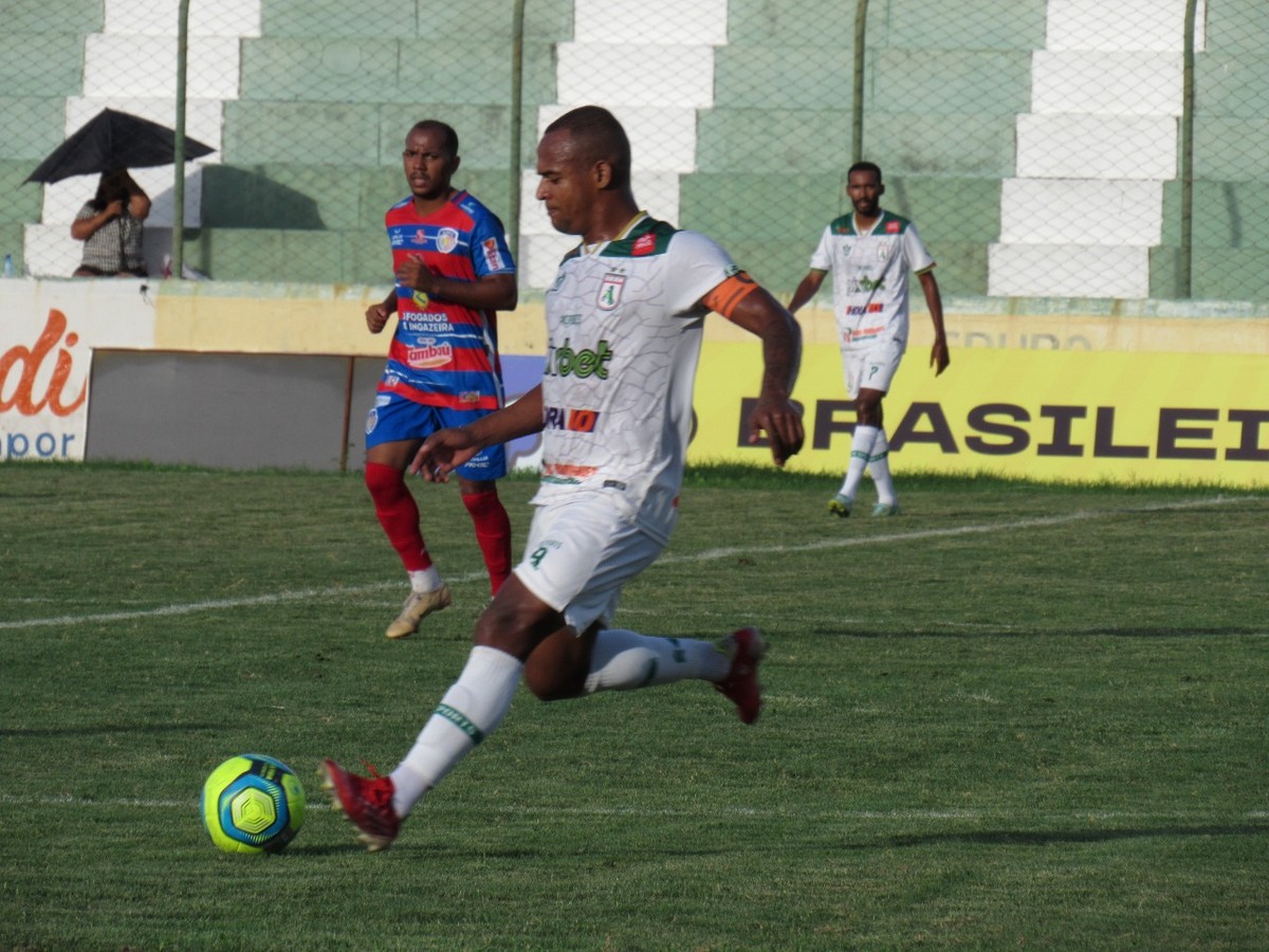 Daniel Costa chega aos 50 jogos com a camisa do Sousa e projeta o ...