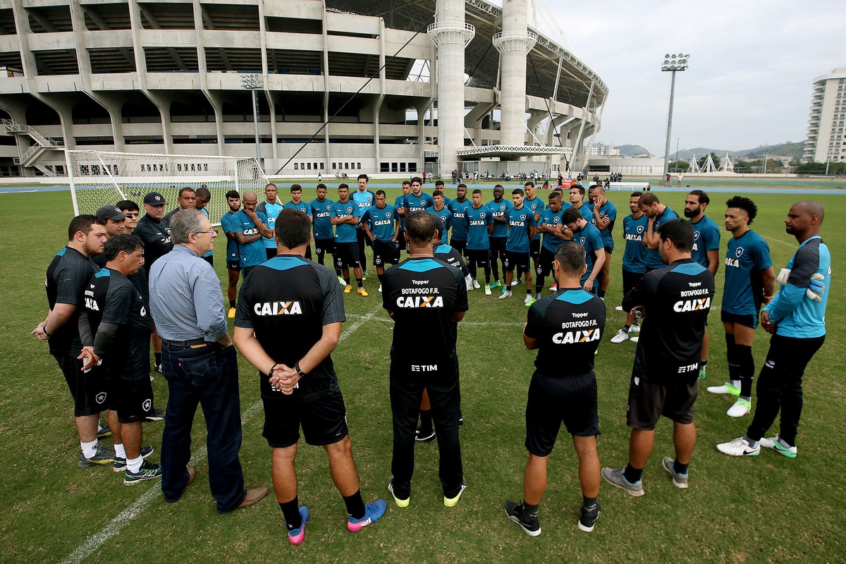Gratidão e incentivo: presidente se reúne com elenco antes do treino do ...