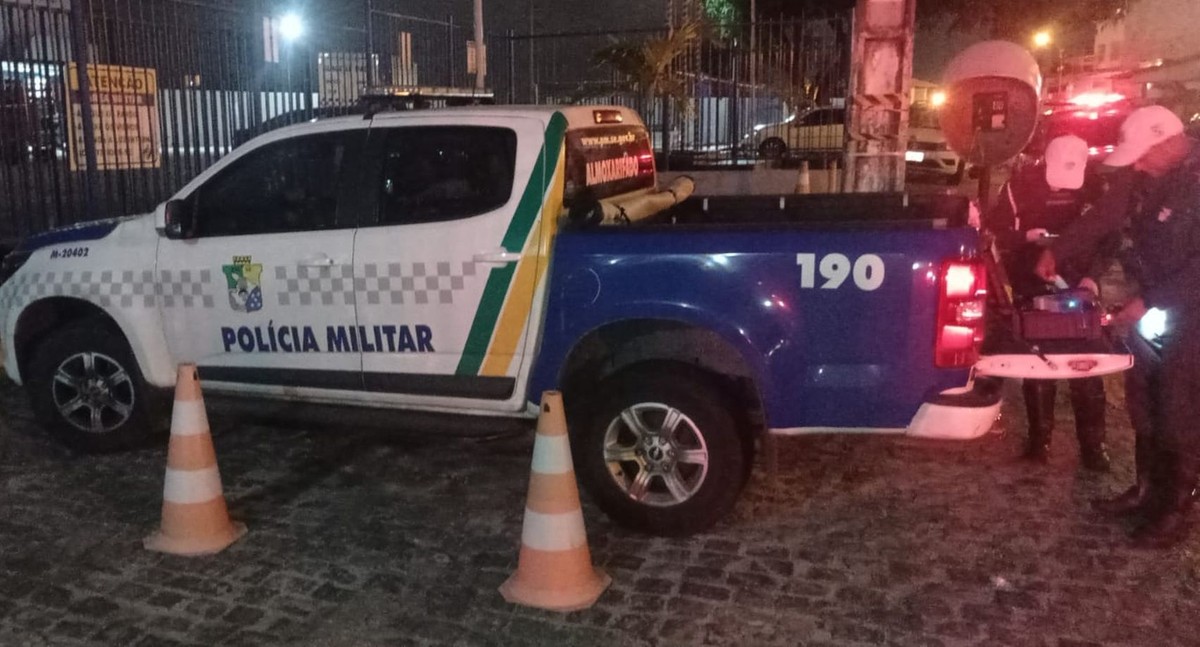 Condutor embriagado e sem habilitação bate carro em viatura da PM em ...