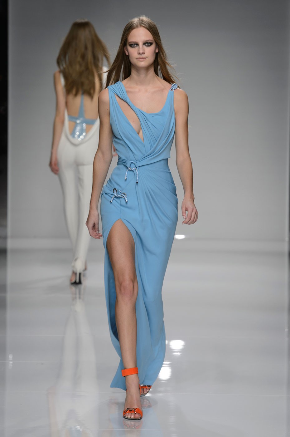 Versace: alta-costura acerta nos longos superjustos e supertrabalhados ...