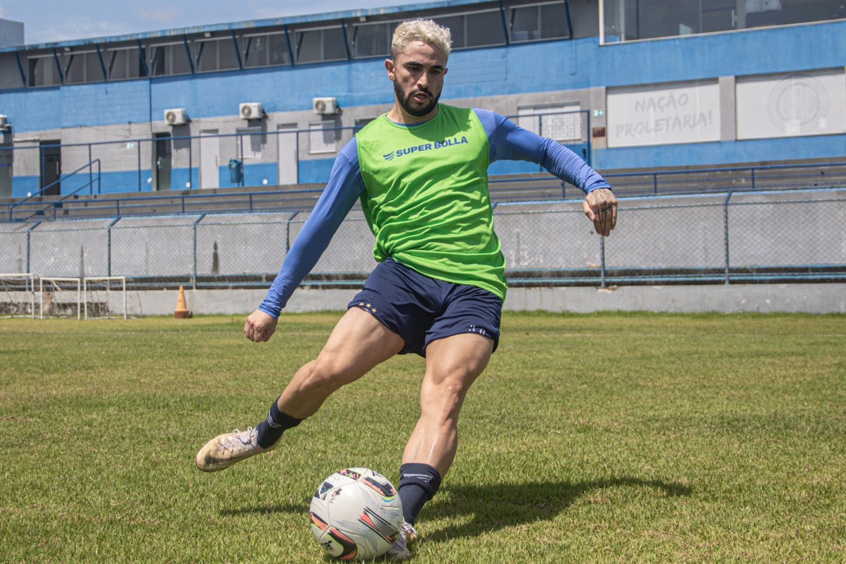 Dione espera repetir ano artilheiro e comenta acerto com o Confiança ...