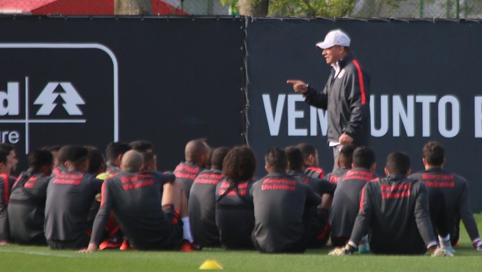 Com palestra no gramado, Celso Roth comanda 1º treino com bola no Inter