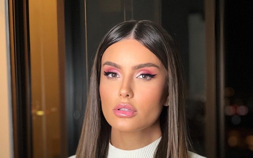 Thais Braz elege look fashionista com recortes para curtir o dia ...