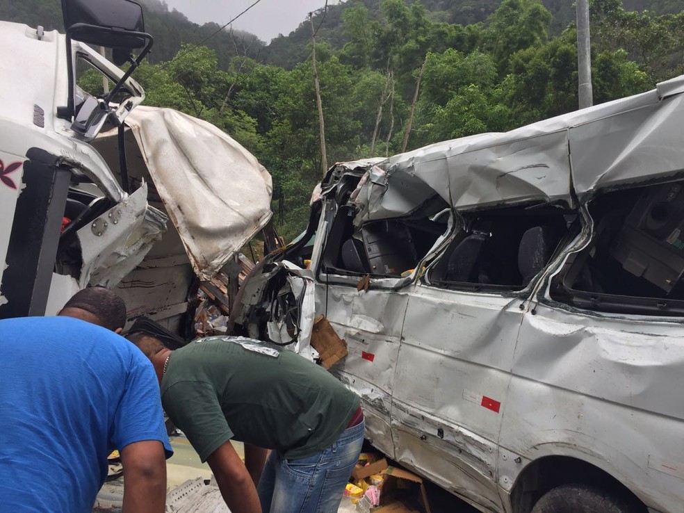 Acidente entre caminhão, van e carro deixa 16 feridos na Tamoios em ...