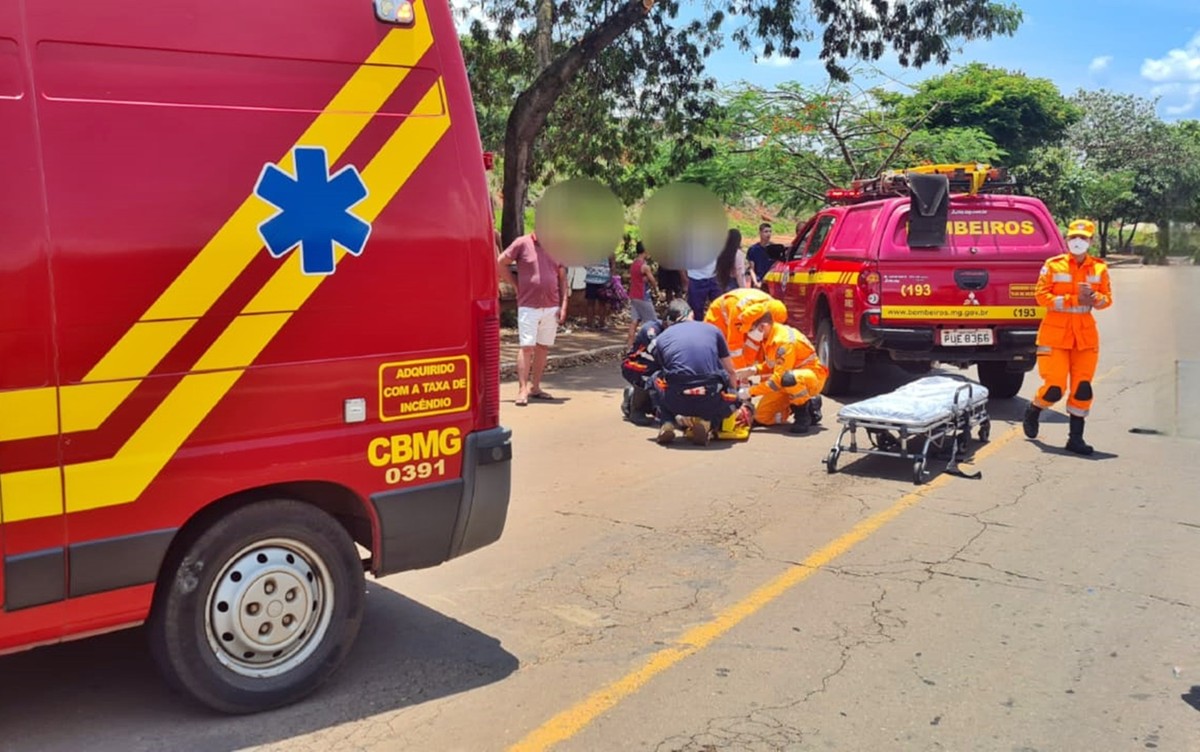 Motociclista Com Sintomas De Embriaguez Fica Ferido Após Bater Em Carro