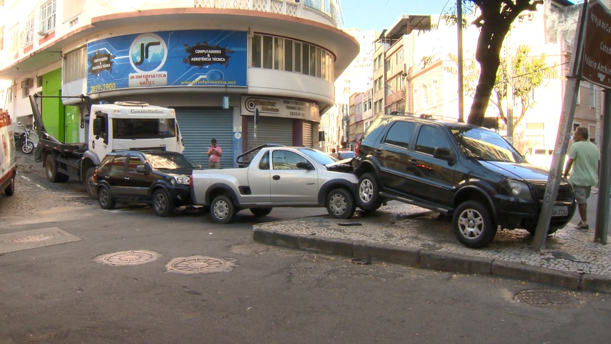 Caminhão desce ladeira desgovernado e bate em três carros no Centro de Vitória | Espírito Santo | G1