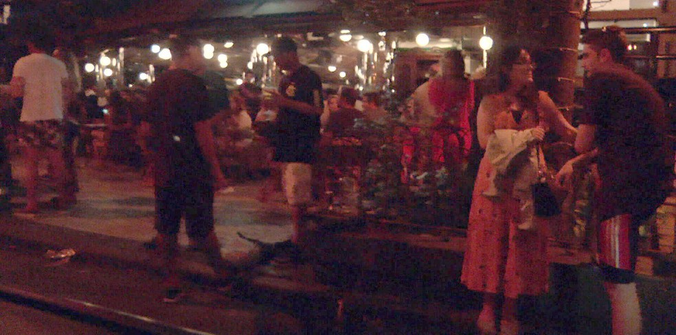 Roda de samba atrai multidão sem máscara no Rio; bares voltam a lotar