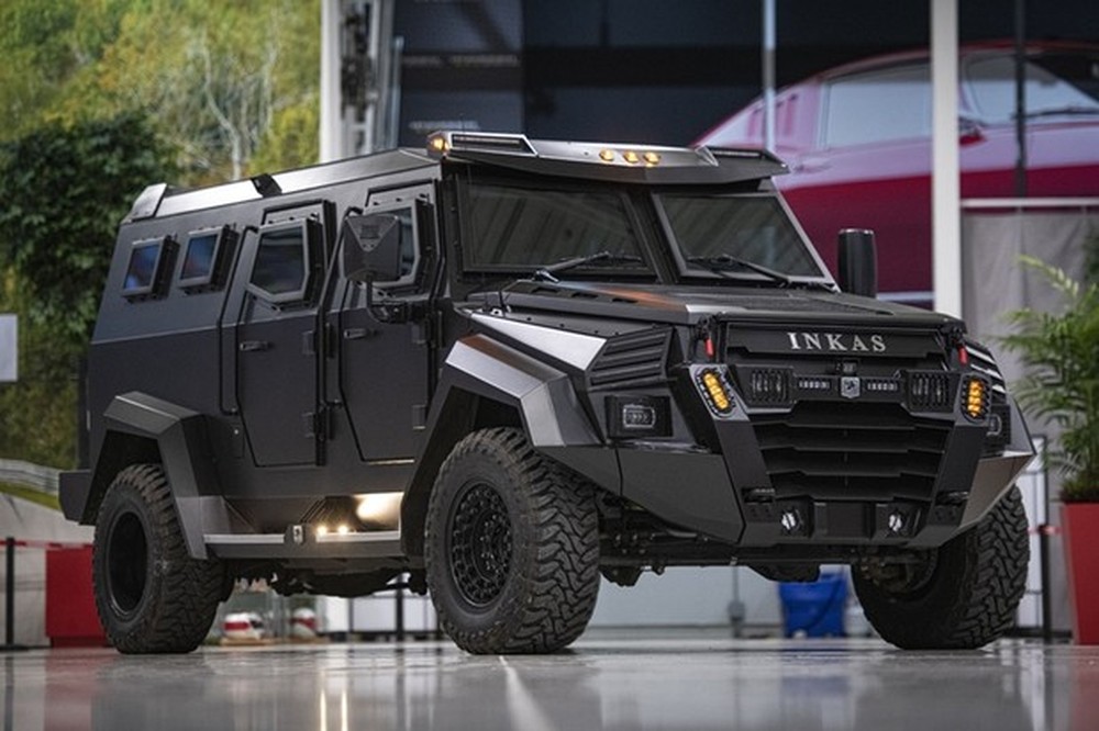 Este SUV blindado é um tanque de guerra por fora, um cinema por dentro ...