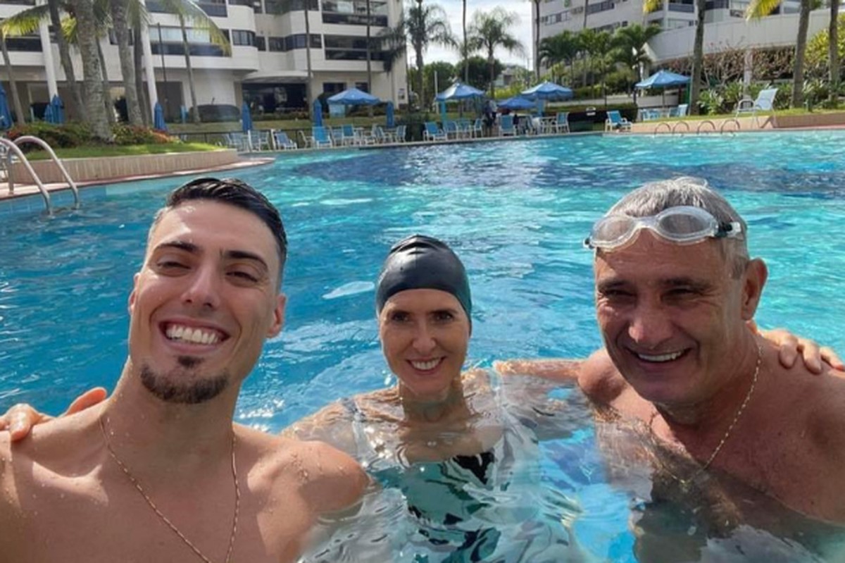 Tite posa com o filho e a esposa na piscina em rara aparição após Copa ...