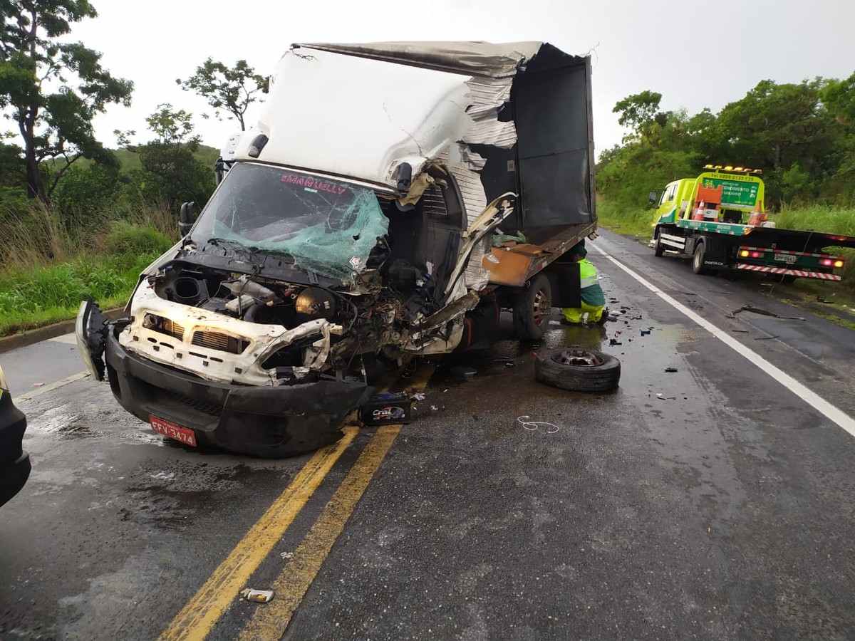 Três pessoas ficam feridas em um acidente entre três veículos na BR-135, em Corinto | Grande ...