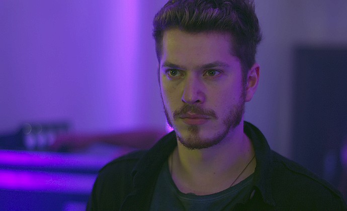 'Rock story': Alex fugirá da prisão disfarçado - Patrícia Kogut, O Globo