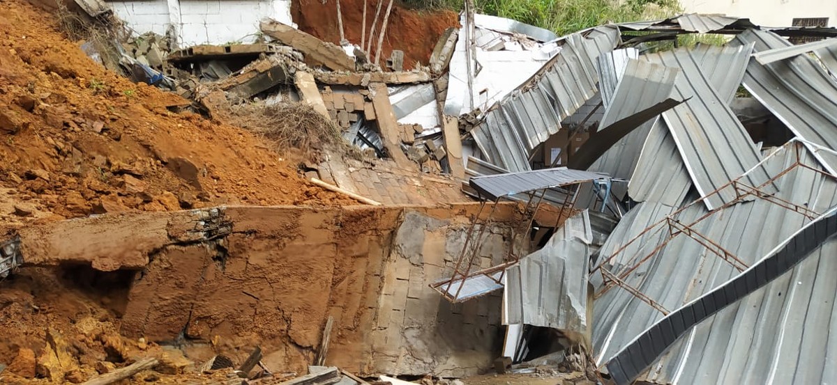 Barrancos desabam e provocam estragos em Caratinga | Vales de Minas ...