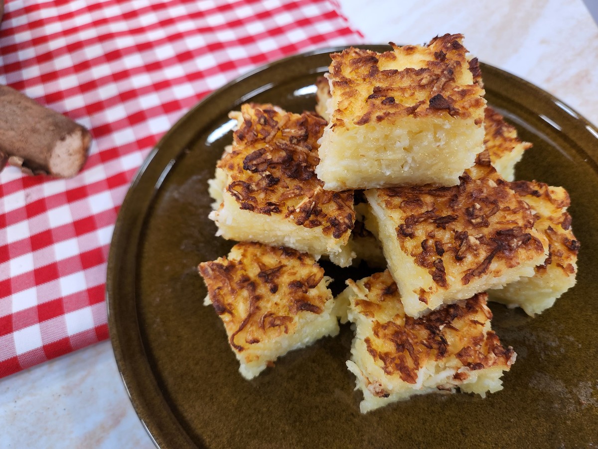 'Mané pelado' é o típico bolo de mandioca ralada, que fica cremoso e ...