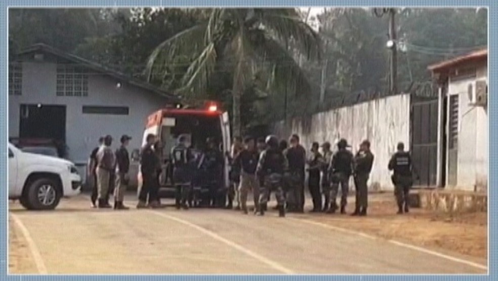 Familiares de detentos seguem sem informações após massacre que matou ...