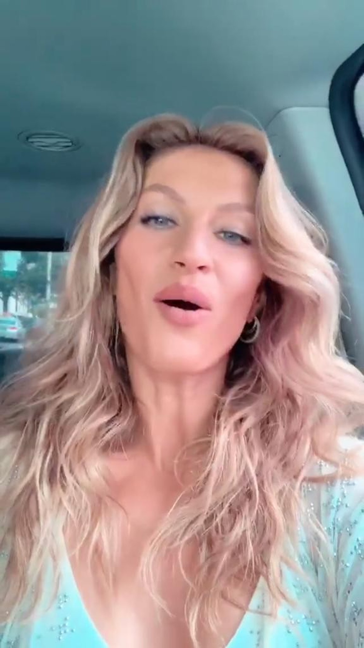 De passagem pelo Brasil, Gisele Bundchen é só alegria | Celebridades ...