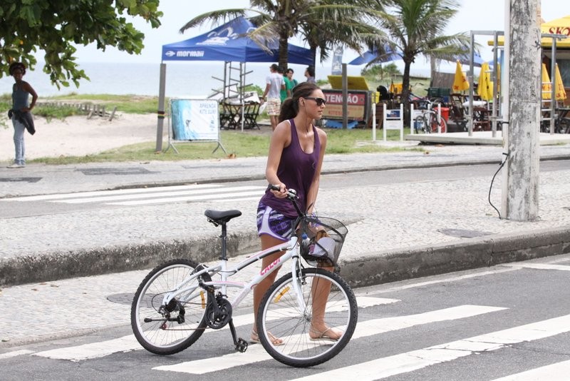Débora Nascimento chama a atenção durante pedalada - Quem | QUEM News Débora Nascimento chama a atenção durante pedalada - Quem | QUEM News