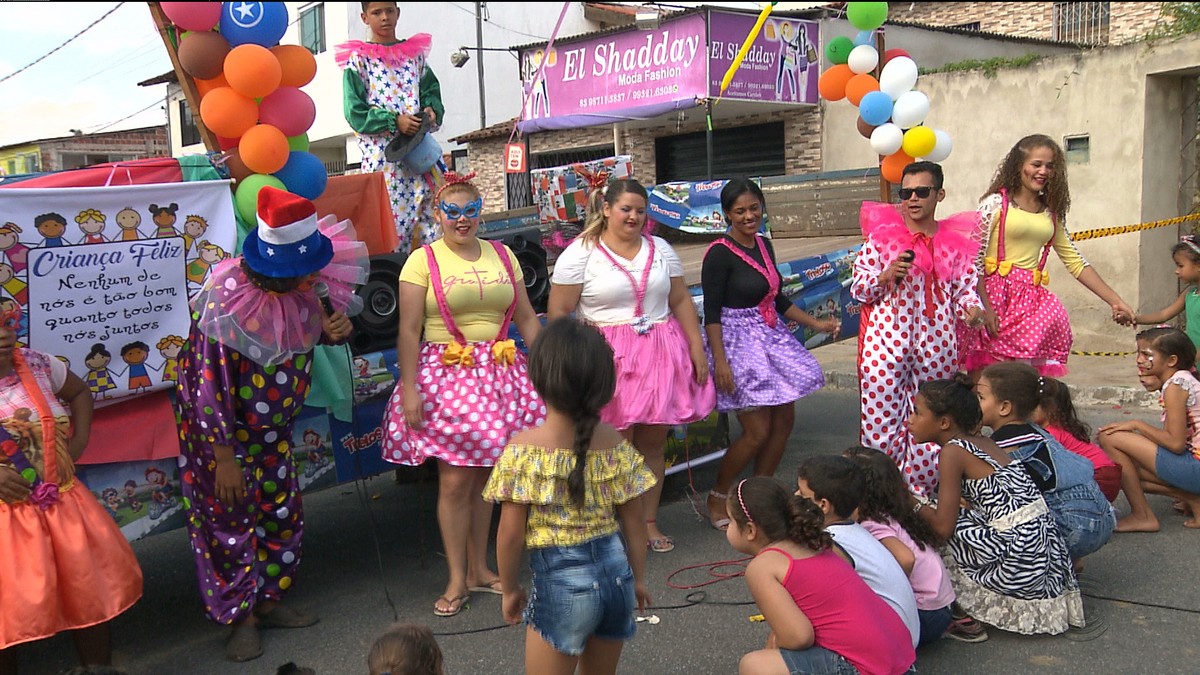 Após Vencer Um Câncer Mulher Paga Promessa E Oferece Festa Para