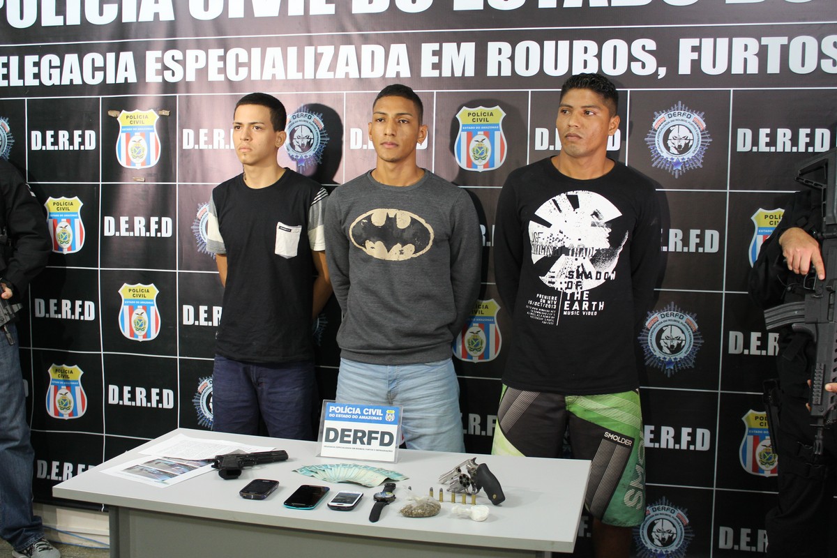 Homens Suspeitos De Roubar R 14 Mil De Loja Em Shopping De Manaus São