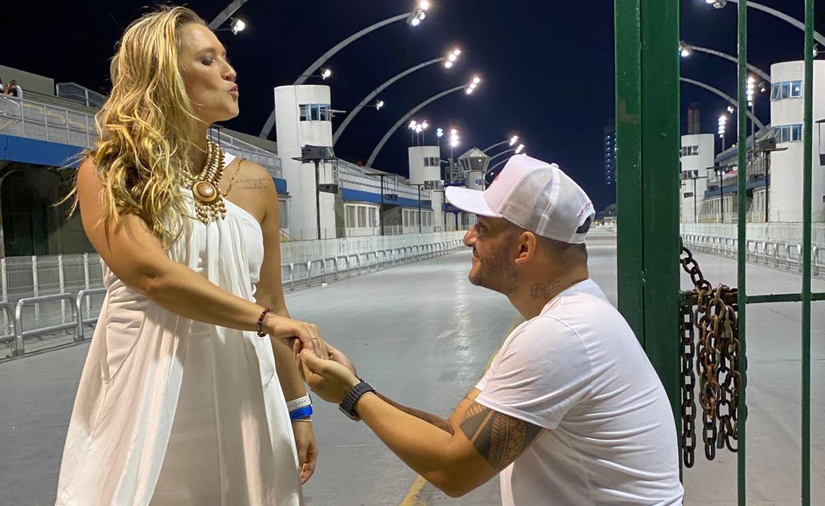 Comentarista esportiva Ana Thais Matos é pedida em casamento no Sambódromo