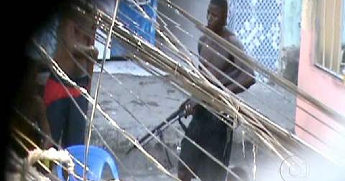 G1 - Imagens mostram traficantes com armas de guerra em favela do Rio ...