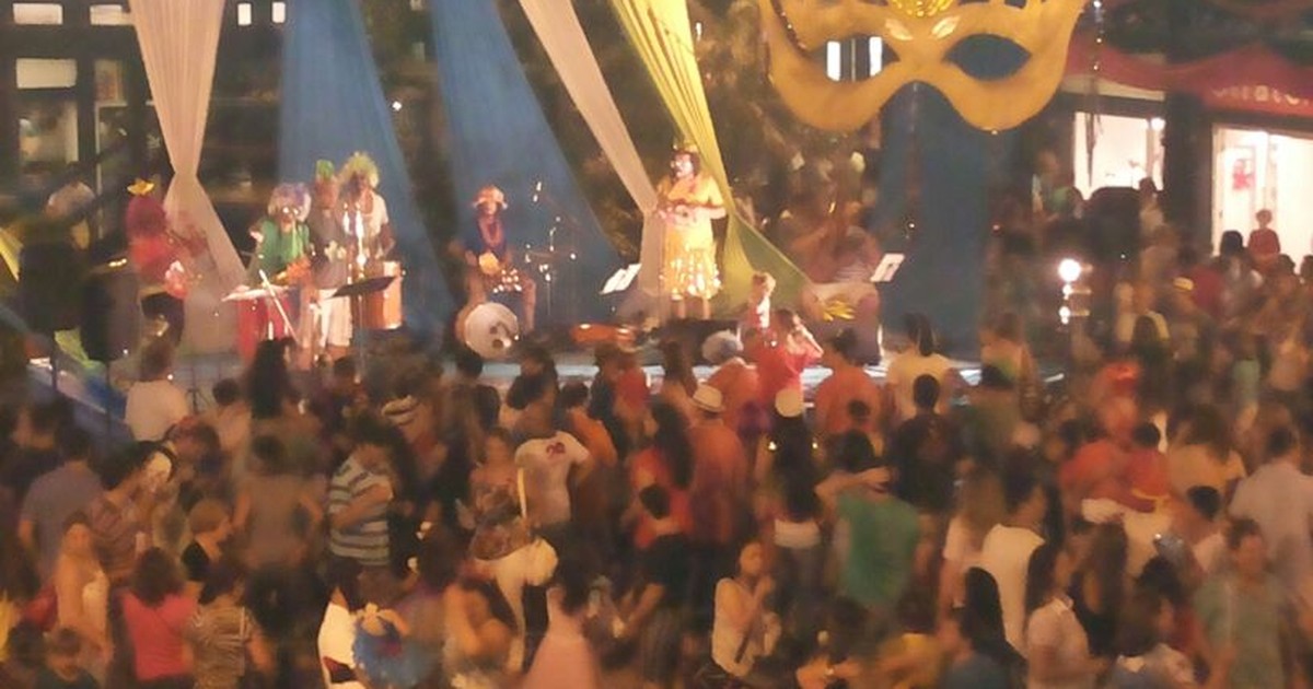 G1 - Baile do Taruíra em Petrópolis, RJ, lota o salão e segue até terça ...