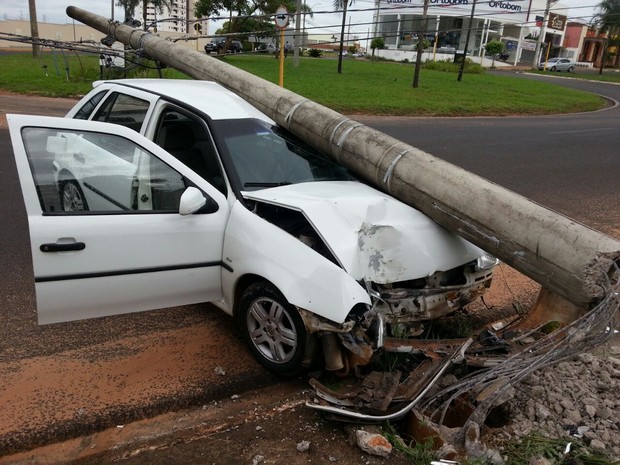 G1 - Motorista dorme ao volante e bate contra poste em avenida de Bauru - notícias em Bauru e ...