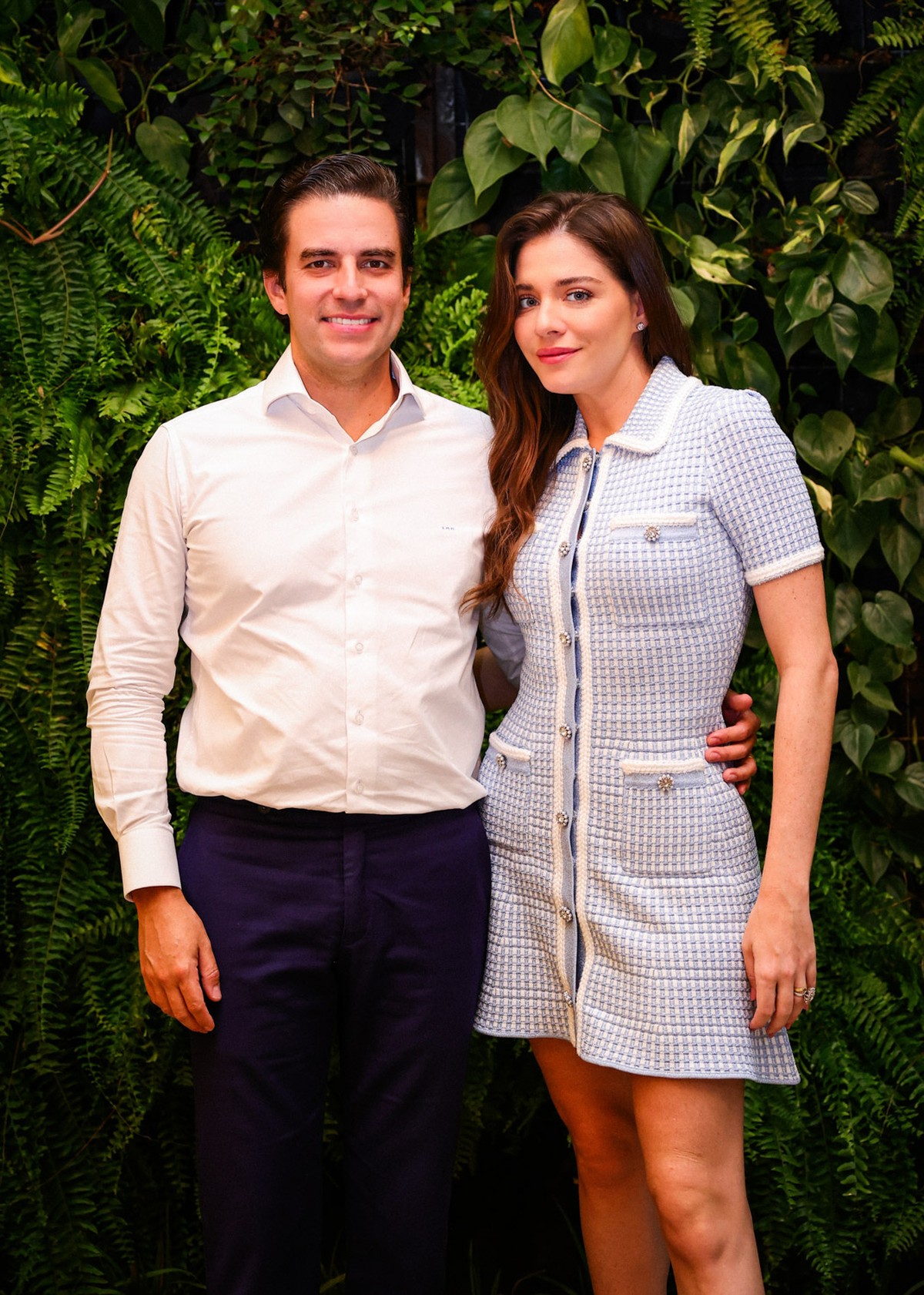 Em clima de romance, Luma Costa aparece aos beijos com o marido em evento