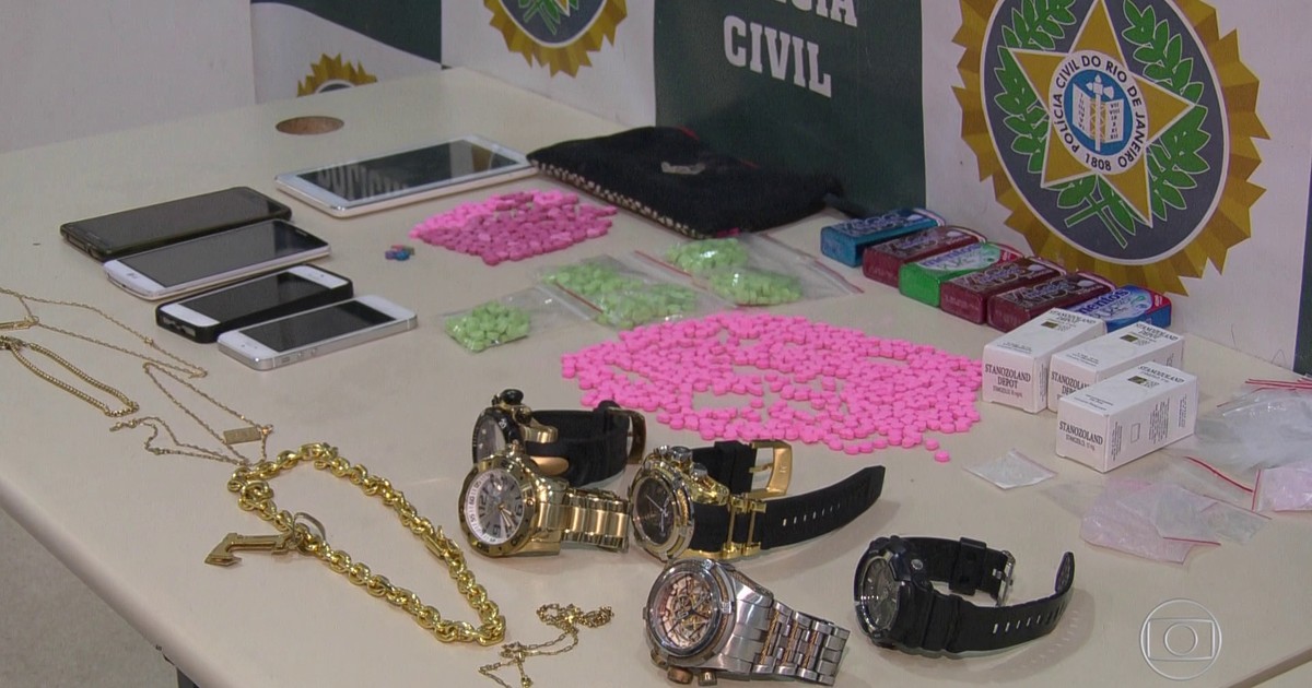 G1 - Em vídeo, ex-PM conta dinheiro da venda de drogas: 'Bala, bala ...