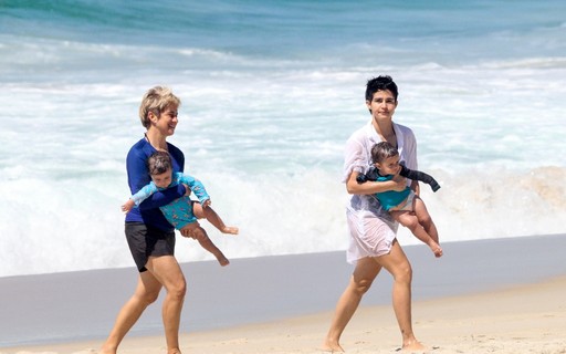 Nanda Costa e Lan Lahn se refrescam na praia com as filhas gêmeas ...