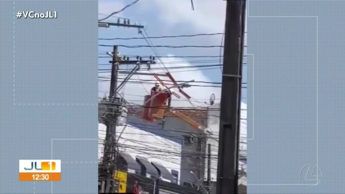 VÍdeo Funcionário Sofre Descarga Elétrica Durante Instalação De Poste
