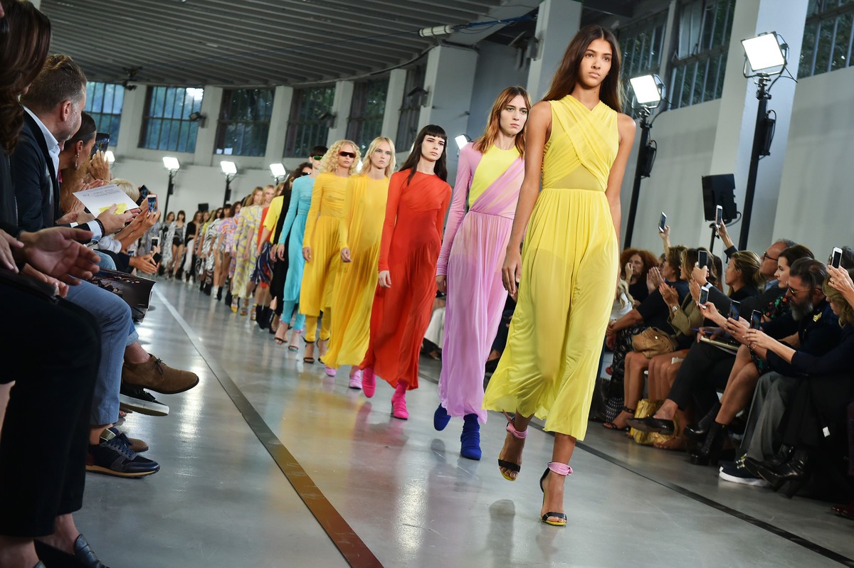 Kering e LVMH proíbem modelos muito magras em seus desfiles | Moda | Vogue