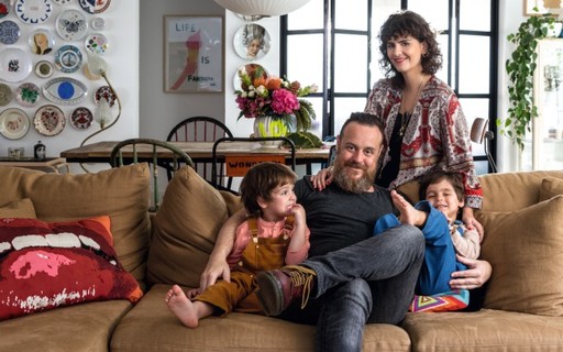 Ana Strumpf cria um colorido high-low em seu apartamento paulistano ...