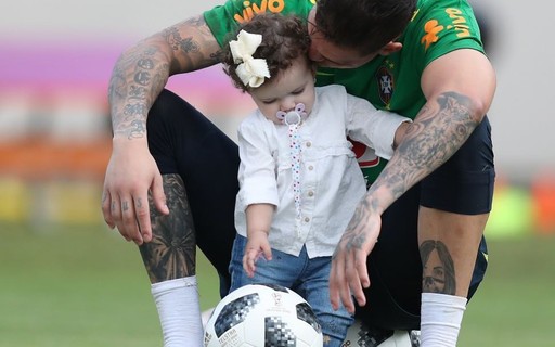 Ederson publica foto com a filha - Revista Crescer | Pais famosos