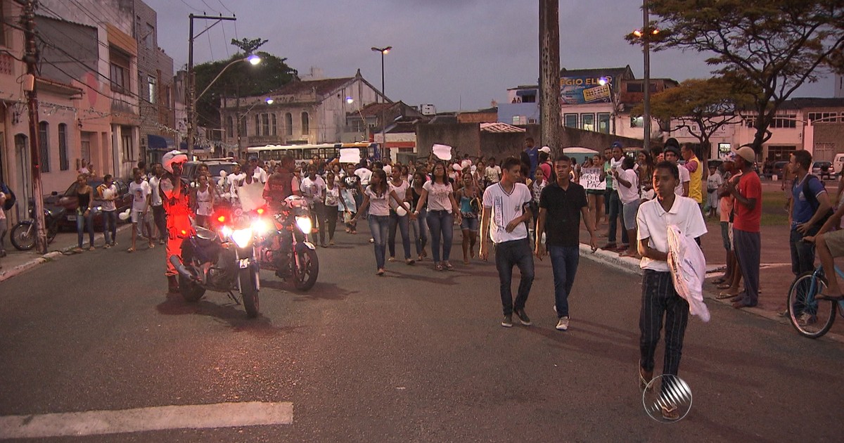 G1 - Grupo protesta após mortes no bairro da Liberdade, em Salvador ...