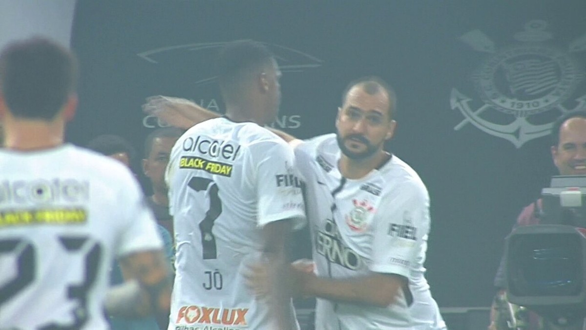 Após 472 dias, Danilo volta a jogar e celebra sétimo título pelo ...