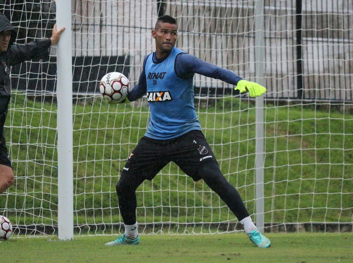 Gratidão e família: Edson explica o que pesou para renovar com o ABC ...