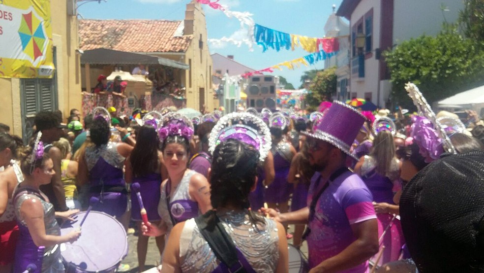 Ponto de encontro de blocos, Quatro Cantos é dominado pelo samba em ...