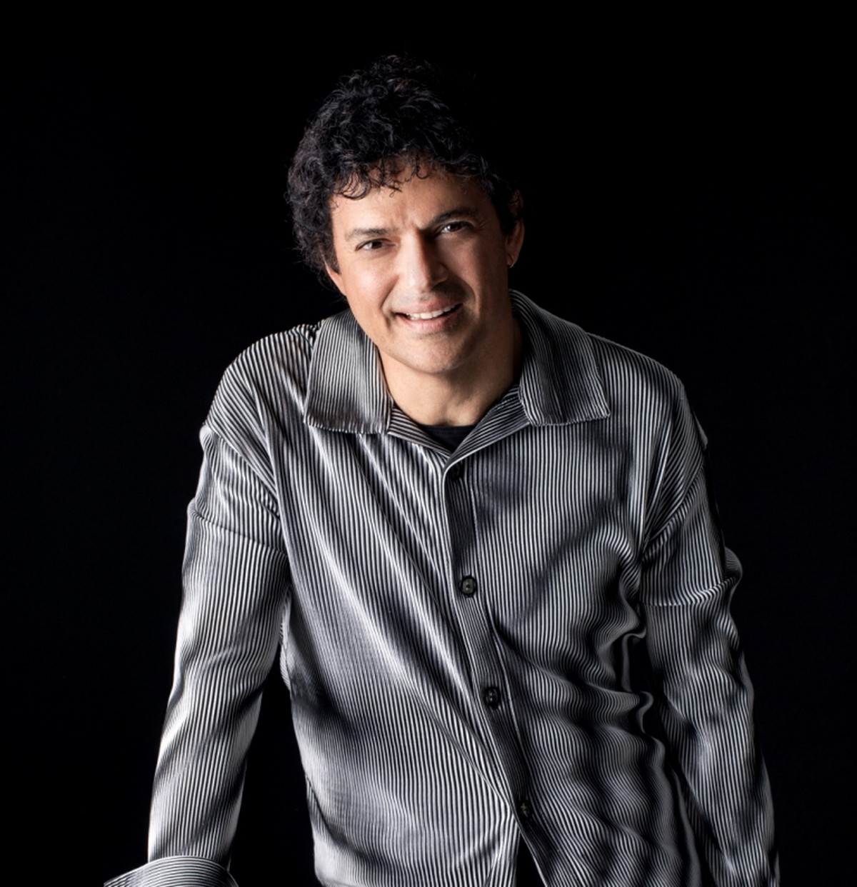 Jorge Vercillo apresenta turnê 'Raça menina' no Teatro Guararapes | O ...