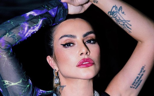 Cleo aposta em look futurista e rouba a cena na web - Quem | QUEM News